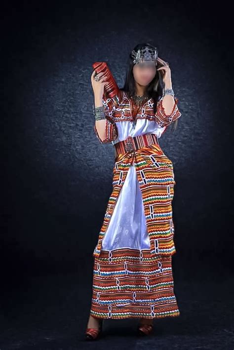 Femme Berbère avec Traditional Dress