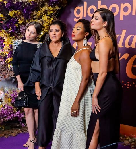 Elenco de Todas as Flores se reúne para assistir ao primeiro capítulo