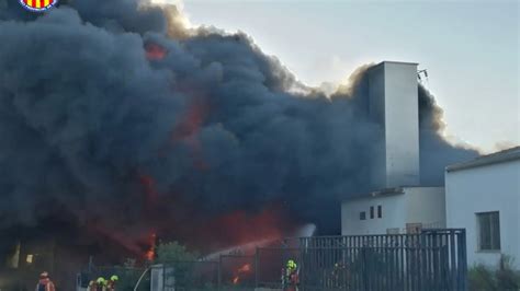 Sucesos Un Incendio Industrial Calcina Una Nave De Reciclaje En