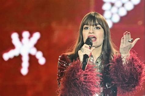 Clara Luciani Elle Remonte Sur Sc Ne Pour Un Duo Avec Son Mari