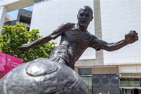 Andrés Iniesta visita este lunes su estatua en Albacete El Digital de