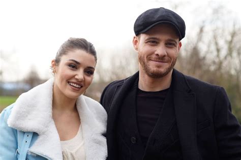 Hande Erçel y Kerem Bürsin en el set de Sen Çal Kapımı Episodio 30
