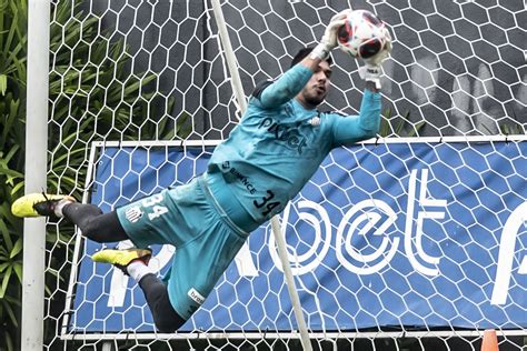 João Paulo inicia transição e Santos realiza último treino do ano no