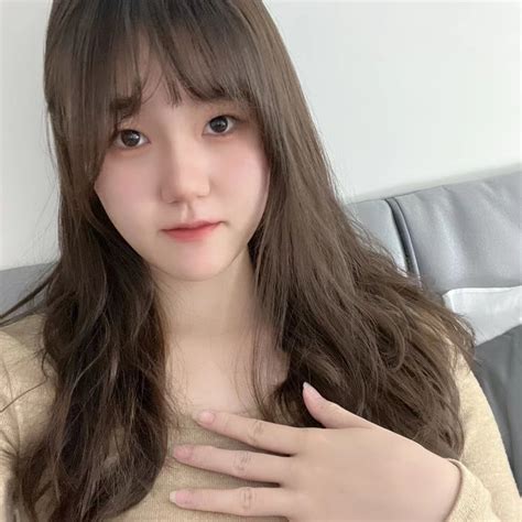 yuwang on Twitter 老哥投稿邻家小妹典型的母猪身材长得也肉肉的这要是用鸡巴往她肉脸上摩擦得多爽让她脱光了趴地上就是
