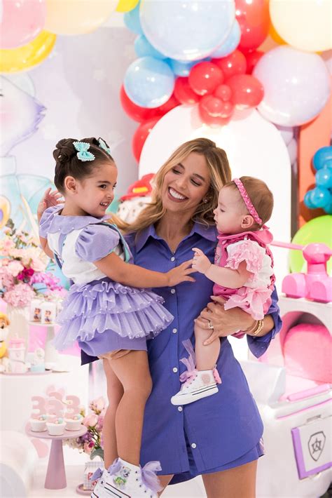 Foto Carol Dias Brinca As Duas Filhas Esther 3 Anos E Sarah 7