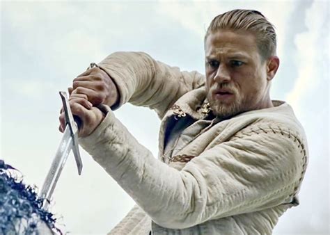 Novos Comerciais De Rei Arthur A Lenda Da Espada Registram Momento