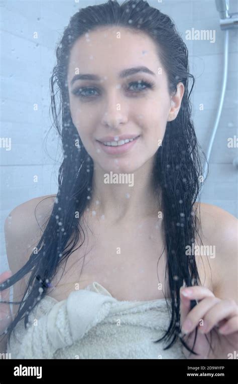 Woman Showering Water Hi Res Stock Photography And Images Alamy