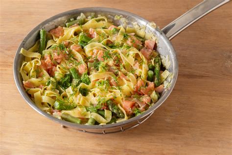 Pasta Met Gerookte Zalm En Asperges Vlakbij De Molen