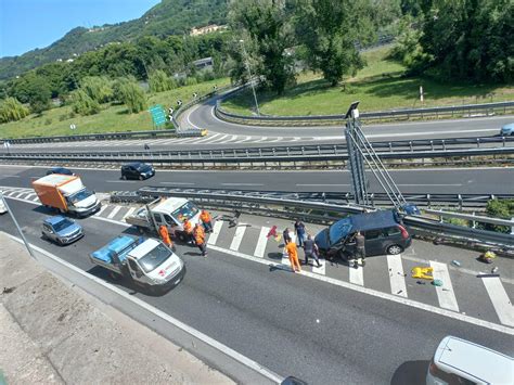 Incidente Tra Auto Allo Svincolo Di Salerno Traffico In Tilt Verso Sud