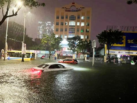 Đà Nẵng ngập sâu nhiều người tất tả chạy lũ trong đêm