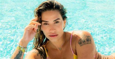 Aos 37 anos ex panicat Dani Bolina exibe corpaço de biquíni fio dental