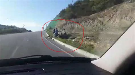 Aksident në Levan Tepelenë makina del nga rruga dhe përmbyset VIDEO