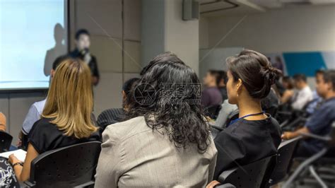 在有听众背景的模糊会议室台上用扩音器和麦高清图片下载 正版图片502984361 摄图网