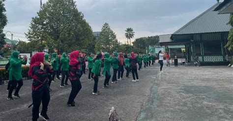 Jaga Kebugaran Persit KCK Cabang XXXVIII Palopo Senam Bersama