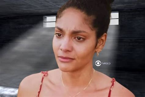 Terra e Paixão após enterrar Daniel Irene cava a cova de Aline