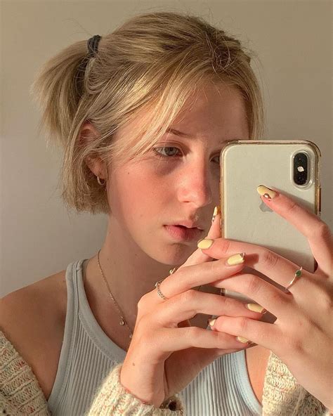 Short Blonde Hair With Curtain Bangs Mirror Selfie Short Blonde Hair Blonde Hair Girl Cool