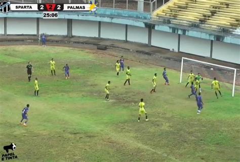 Goleiro tenta tirar bola após escanteio e faz gol contra bizarro