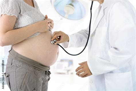 Foto Stock Frau ist schwanger bei Arzt oder Gynäkologe zur