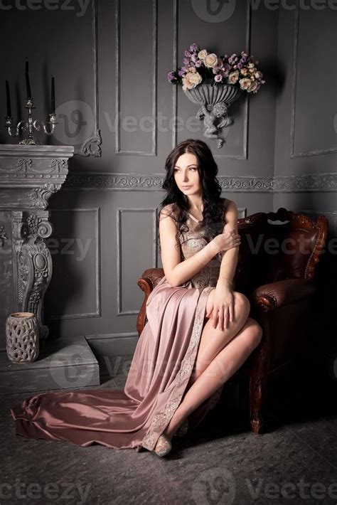 Mujer Sentada En Un Sill N Con Un Largo Vestido Beige Lujo