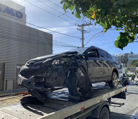 Carro bate em poste e acidente causa congestionamento no trânsito do