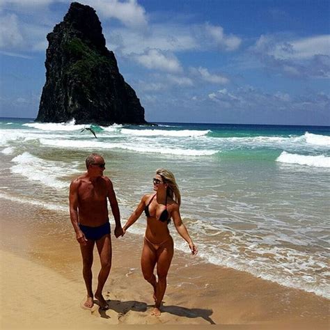 EGO Kadu Moliterno mostra foto em praia paradisíaca ao lado da