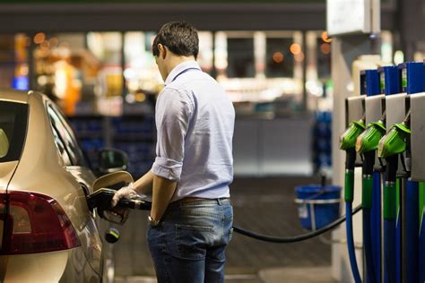 Carburant à prix coûtant cest parti chez Intermarché et Leclerc à
