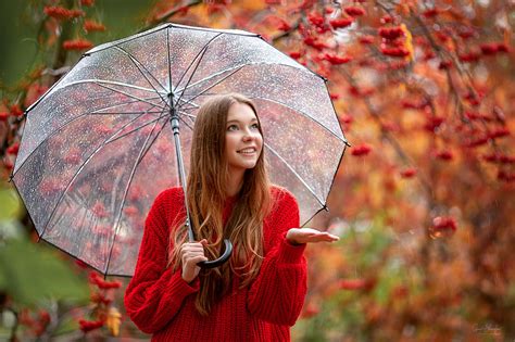 обои женщины модель брюнетка портрет свитер red sweater Глядя