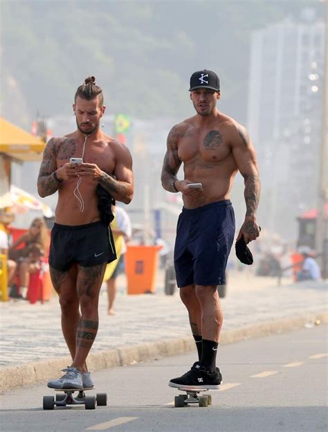 EGO Lucas Lucco mostra corpo sarado durante malhação na praia