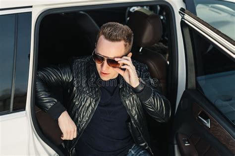 Hombre Hermoso De Moda En Las Gafas De Sol Que Se Sientan En Su Lujo