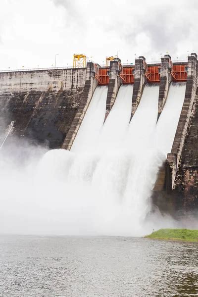 La presa Khun Dan Prakarn Chon es una presa con central hidroeléctrica