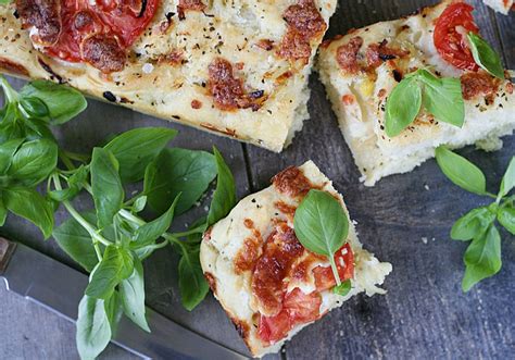 Focaccia z pomidorami i cebulą DoradcaSmaku pl