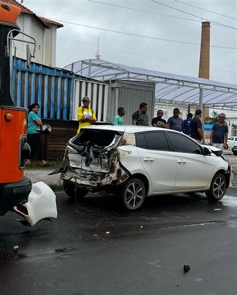Vídeo mostra exato momento em que ônibus colide carro parado