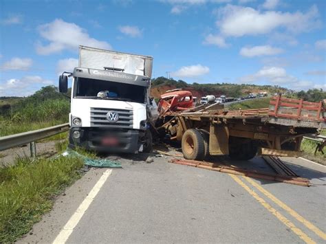 Três pessoas ficam feridas em acidente entre dois caminhões entre São