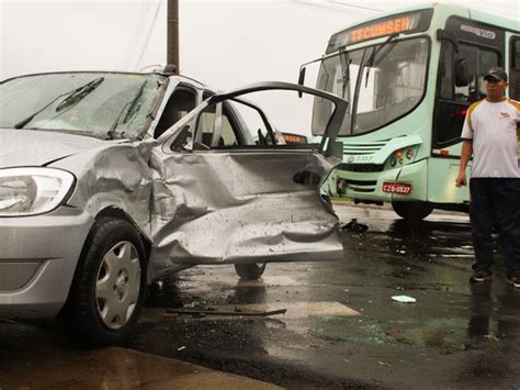 G1 Colisão entre carro e ônibus deixa 5 feridos em São Carlos SP