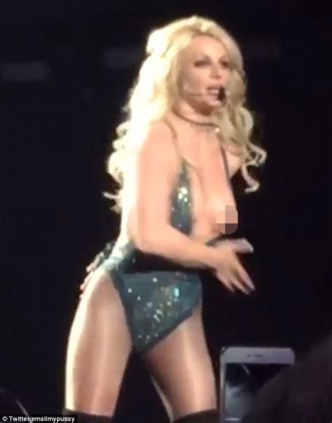 Britney Spears Suffers Wardrobe Malfunction In Las Vegas Daily Mail