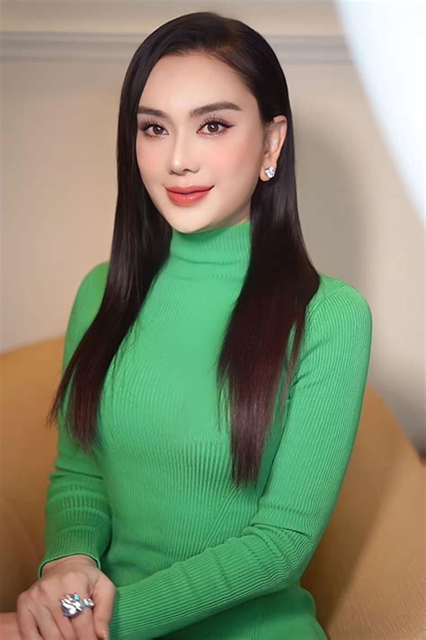 Lâm Khánh Chi lần đầu livestream hé lộ giọng nói sau khi phẫu thuật