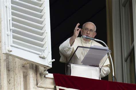 Papa Francisco dice que tiene una inflamación pulmonar y reza el