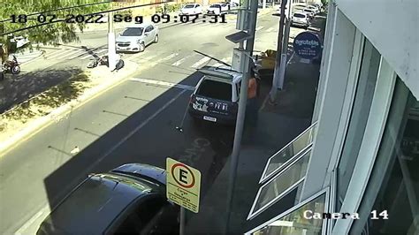 Vídeo Motociclista morre após bater em carro e depois em poste em