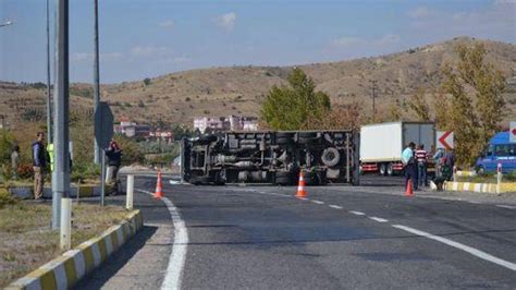 Nevşehir de Yağ Yüklü Kamyonet Devrildi 4 Yaralı FİB HABER Nevşehir