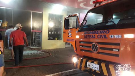 Bombeiros controlam princípio de incêndio em loja no centro Jandaia