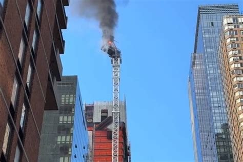 Guindaste pega fogo despenca e deixa 6 feridos vídeo