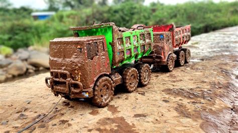 Membersihkan Truk Kotor Berlumpur Mobil Mainan Melewati Jalur