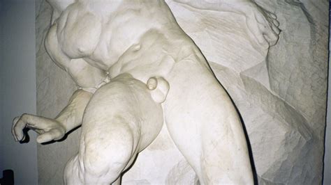Pourquoi les statues grecques ont de petits pénis