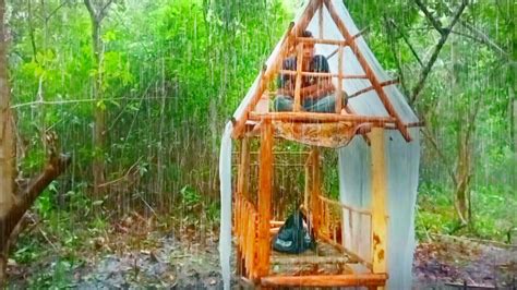 CAMPING HUJAN DERAS MEMBUAT SHELTER YANG AMAN DAN NYAMAN TIDUR PUN