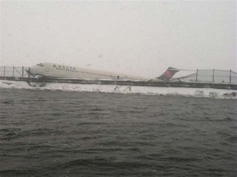 G1 Avião derrapa e bate em cerca após pouso em aeroporto de Nova York