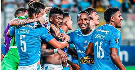 Sporting Cristal presenta su equipo ante la U Católica en el estadio