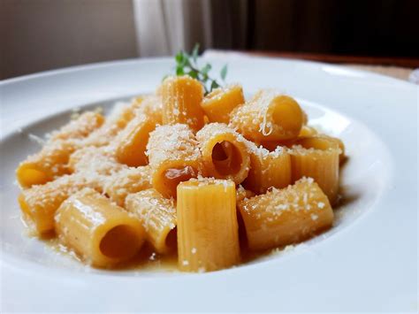 Mezze Maniche Al Sugo Di Arrosto