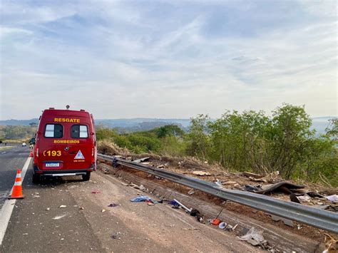 Motorista morre após caminhão carregado gás cair em ribanceira às
