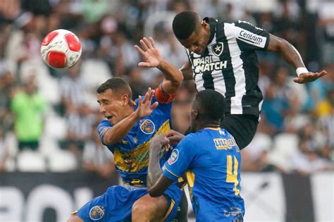 Botafogo derrota Sampaio Corrêa e assume a liderança no Carioca