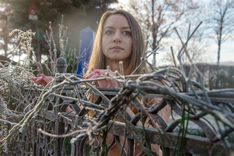 Junge Sexy Nackte Frau Steht Im Winter Im Garten Am Zaun Aus Gusseisen